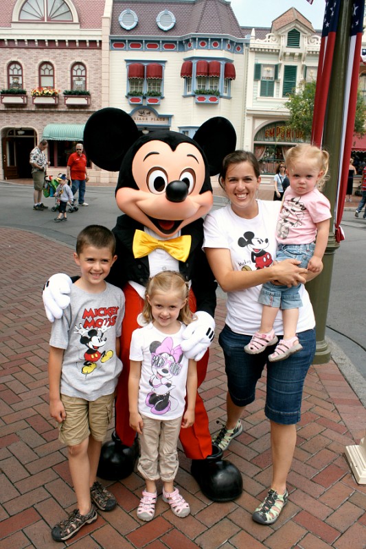 Disneyland Checklist for Your First Vacation - Make and Takes