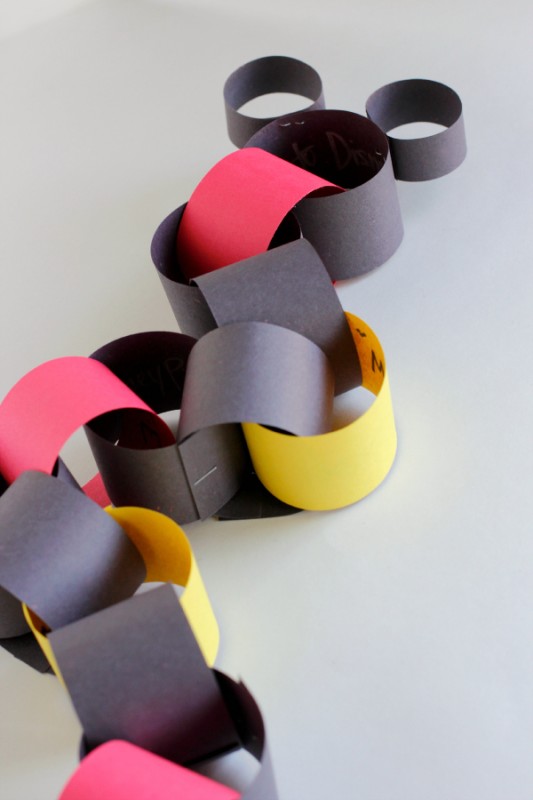 Disney Vacation Paper Chain Countdown - Make and Takes