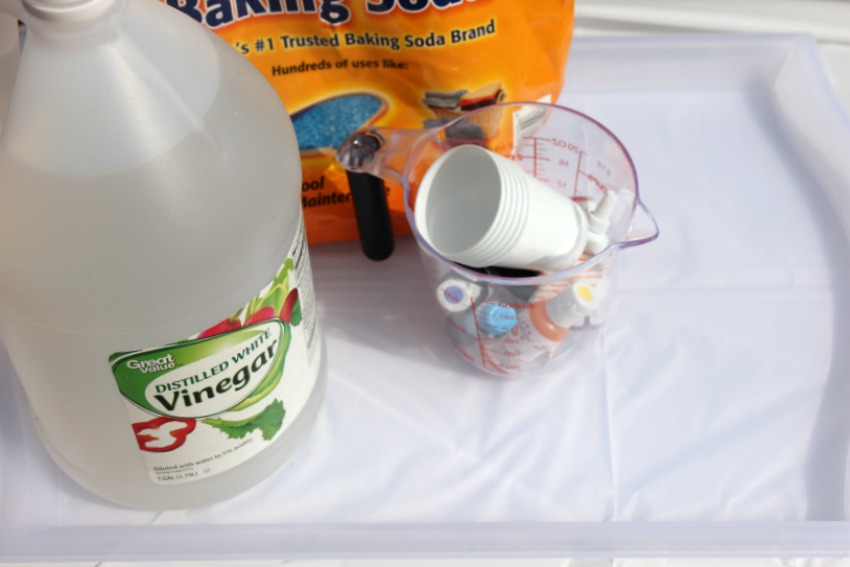 Baking Soda and Vinegar Rainbow Science - Make and Takes