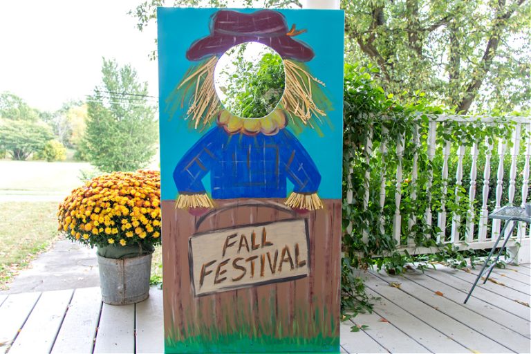 DIY Fall Scarecrow Photo Booth Board - Make and Takes