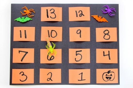 Simple Spider Halloween Countdown Pocket Chart - Make and Takes