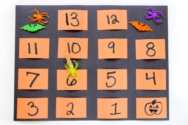 Simple Spider Halloween Countdown Pocket Chart - Make and Takes
